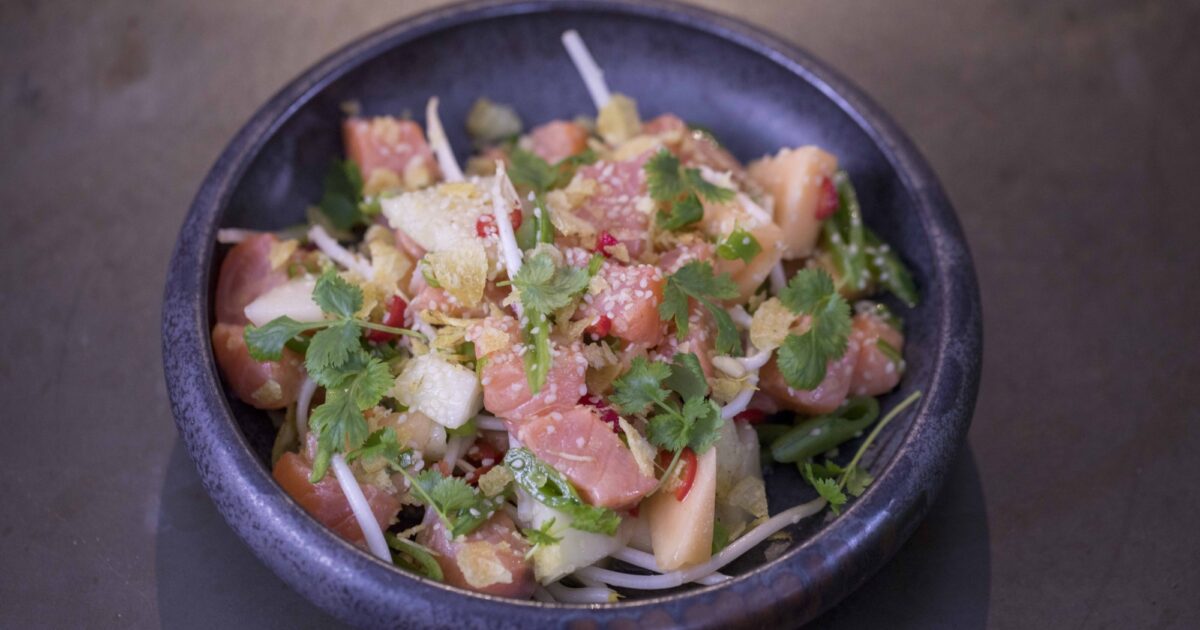 Frisk poke salat med laks | Salma