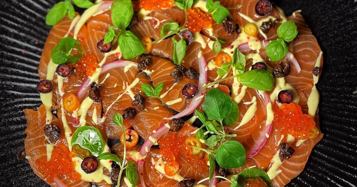 Carpaccio av laks med pasjonsfruktsaus - Perfekt forrett! | Salma